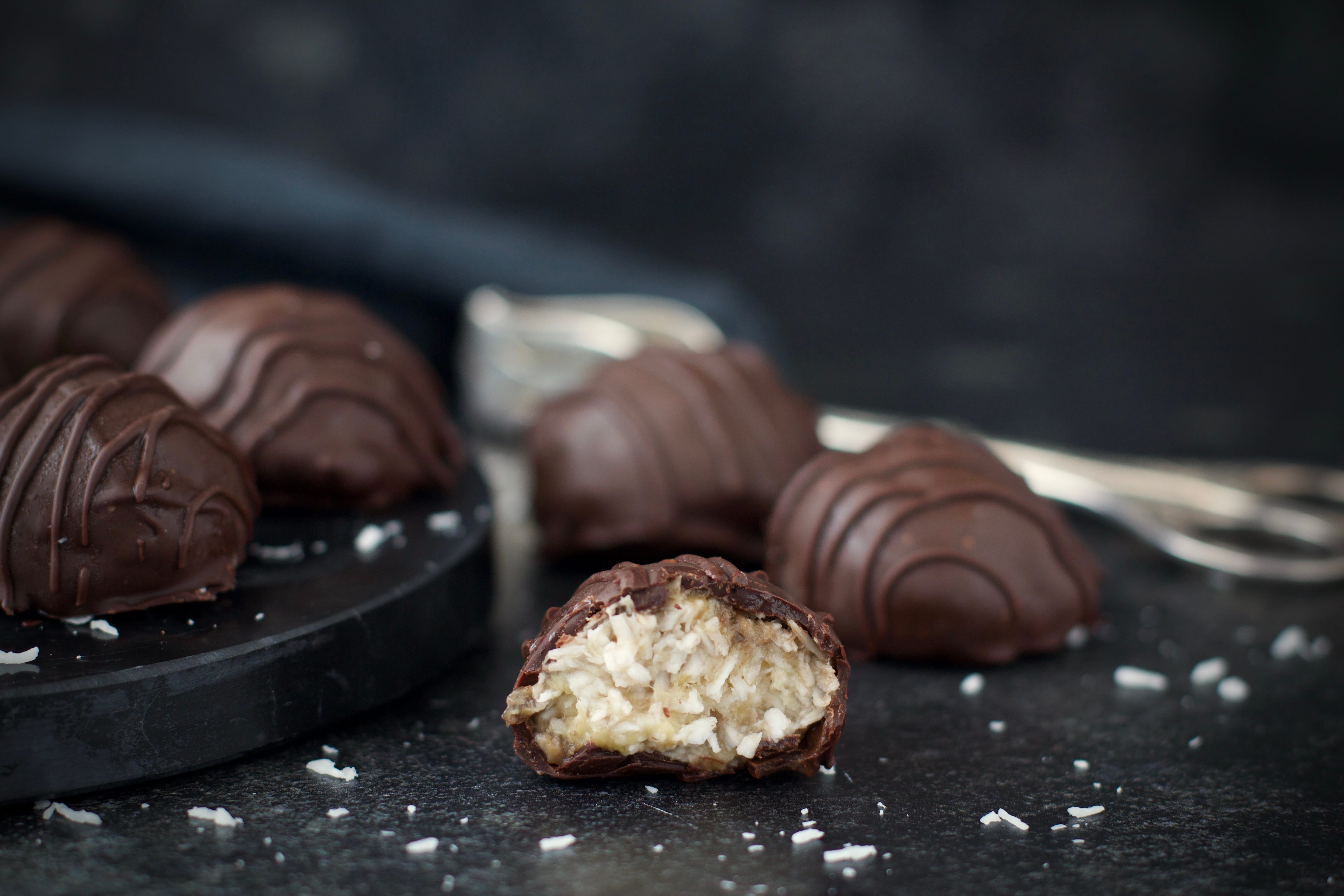 Chokladdoppade banan- & kokosbollar | CakeByMary | Allt om Mat