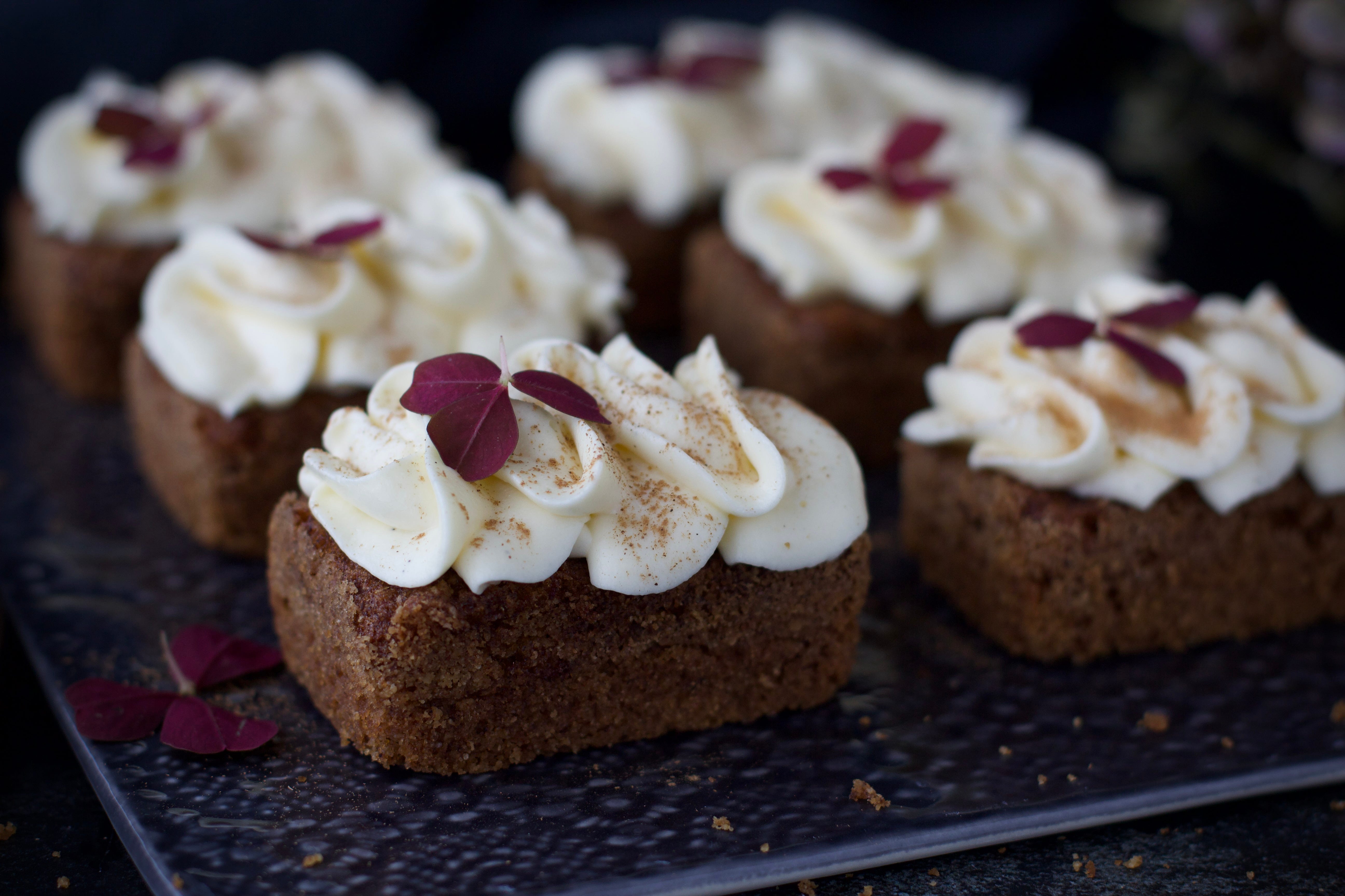 Saftiga små morotskakor med spritsb... | CakeByMary | Allt om Mat