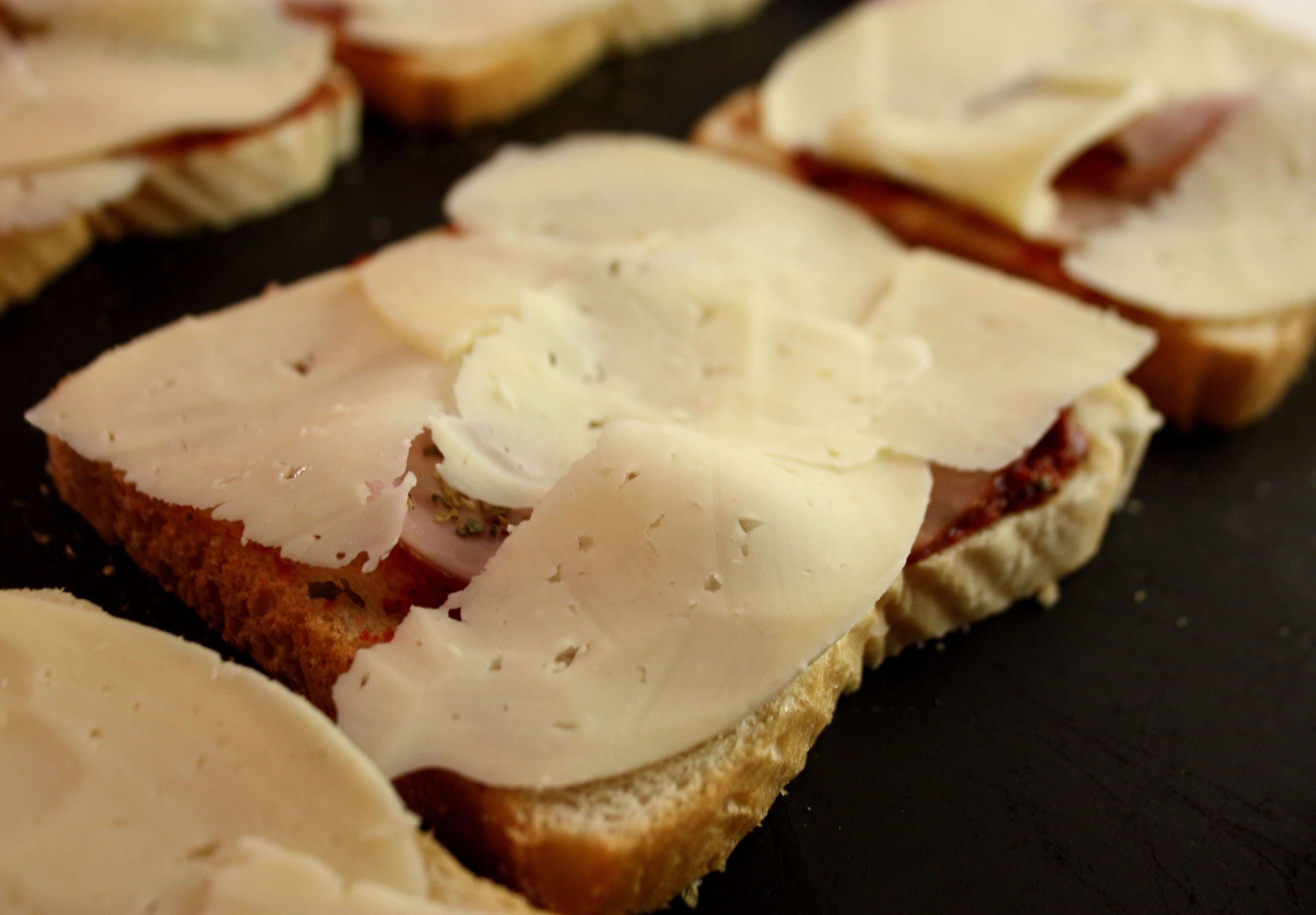 Varma mackor med pizzasmak | Madame Edith | Allt om Mat