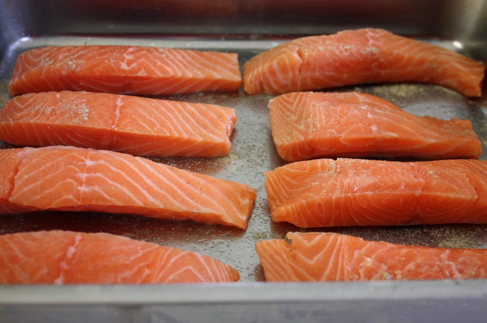 Lax i ugn med krämig vitlökssås | Madame Edith | Allt om Mat